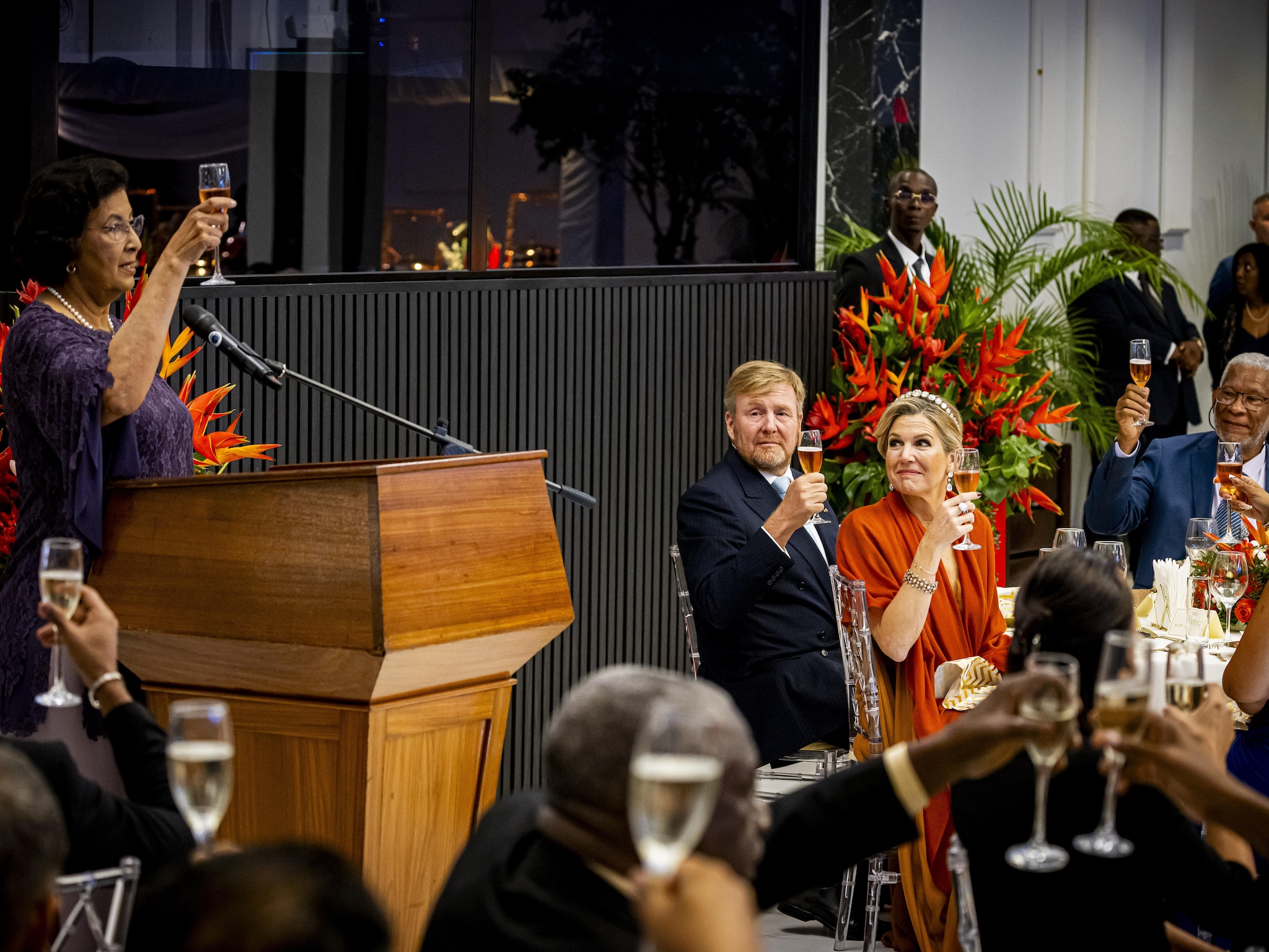 Willem-Alexander en Máxima dansen samen bij Lady Gaga