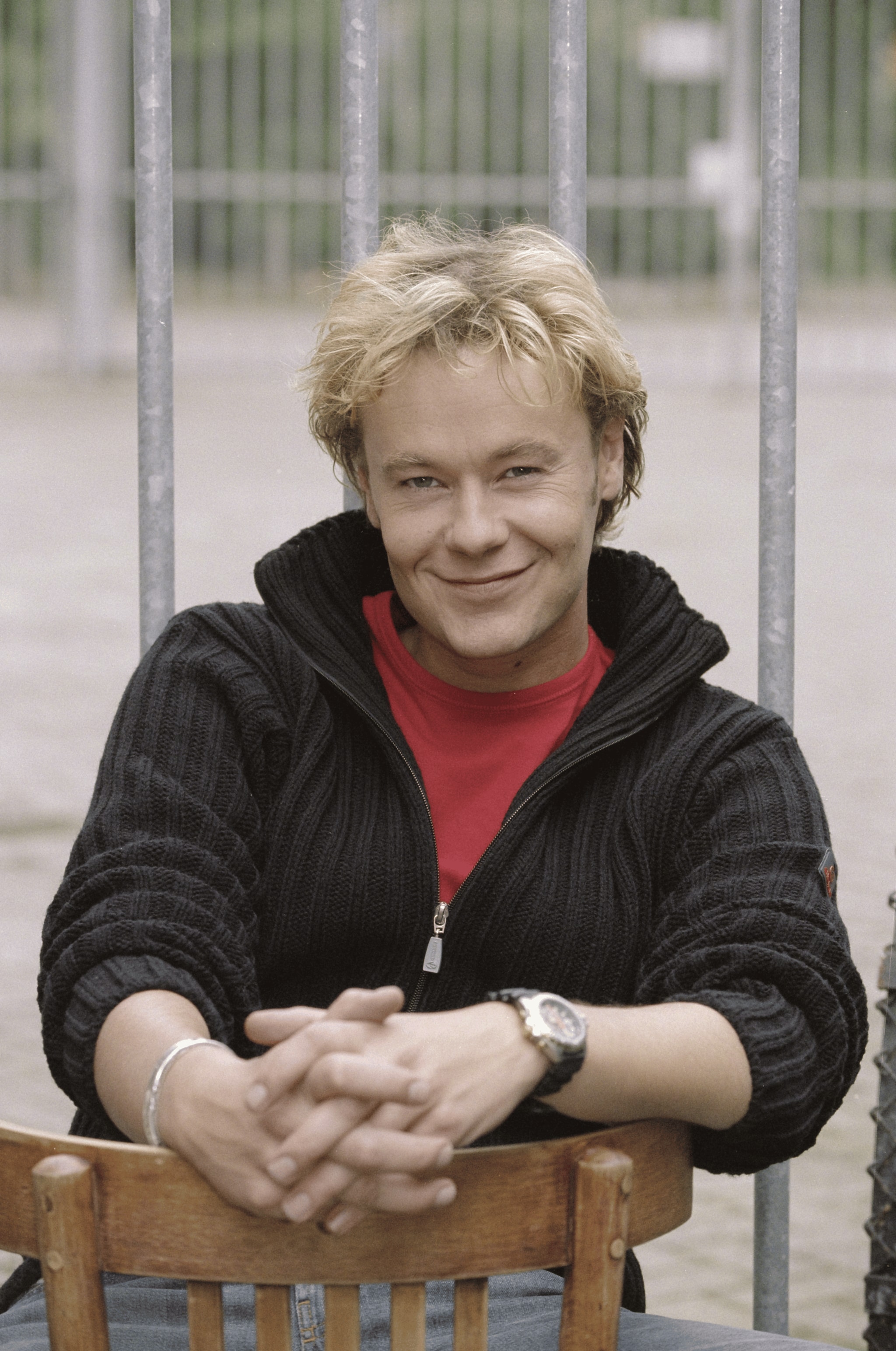 Met paardenstaart: zó zag radio-dj Gijs Staverman er vroeger uit