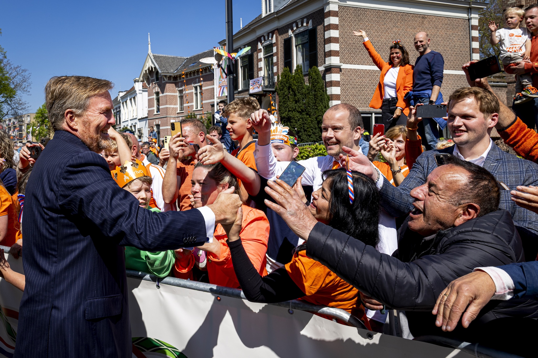 Dít doen de Oranjes met cadeaus die ze krijgen langs de kant